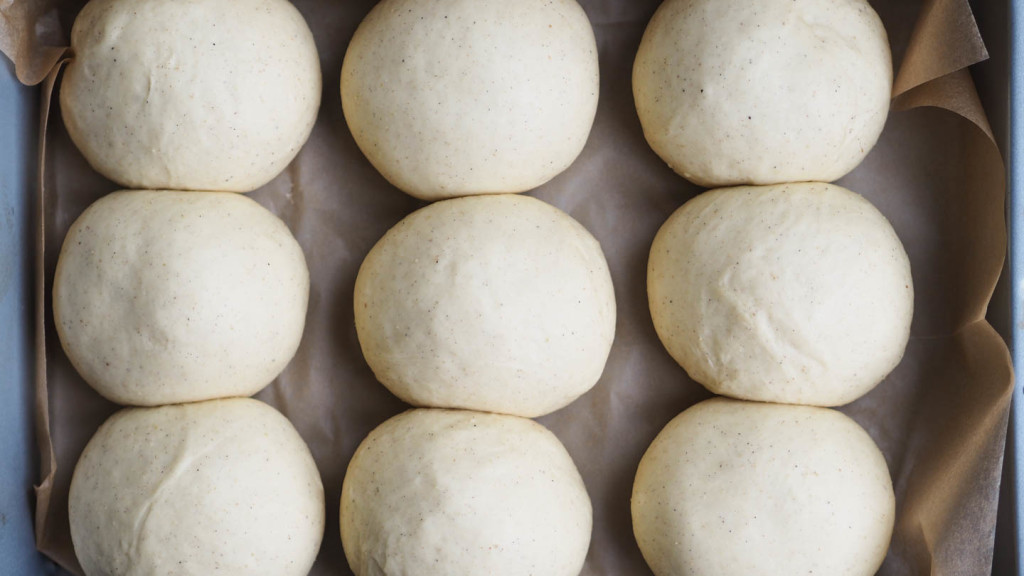 Pensle godt med egg og stek på 200 grader i ca. 14-15 minutter.