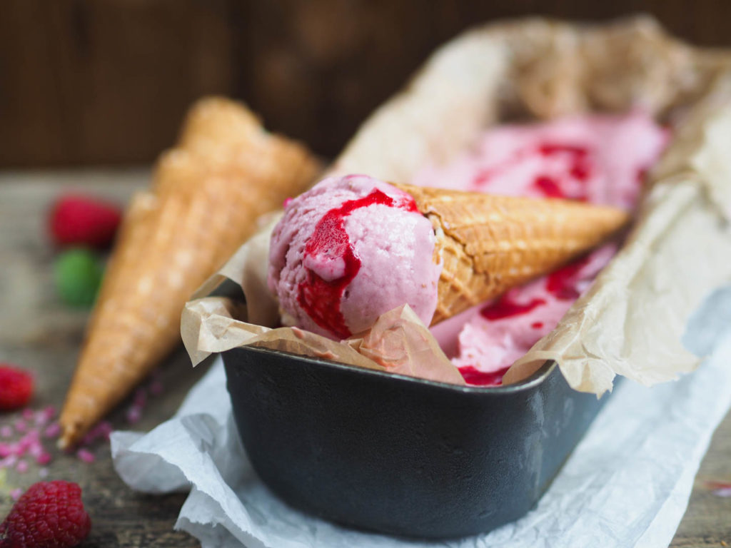 Server enten sammen med iskremkjeks eller spis som den er.