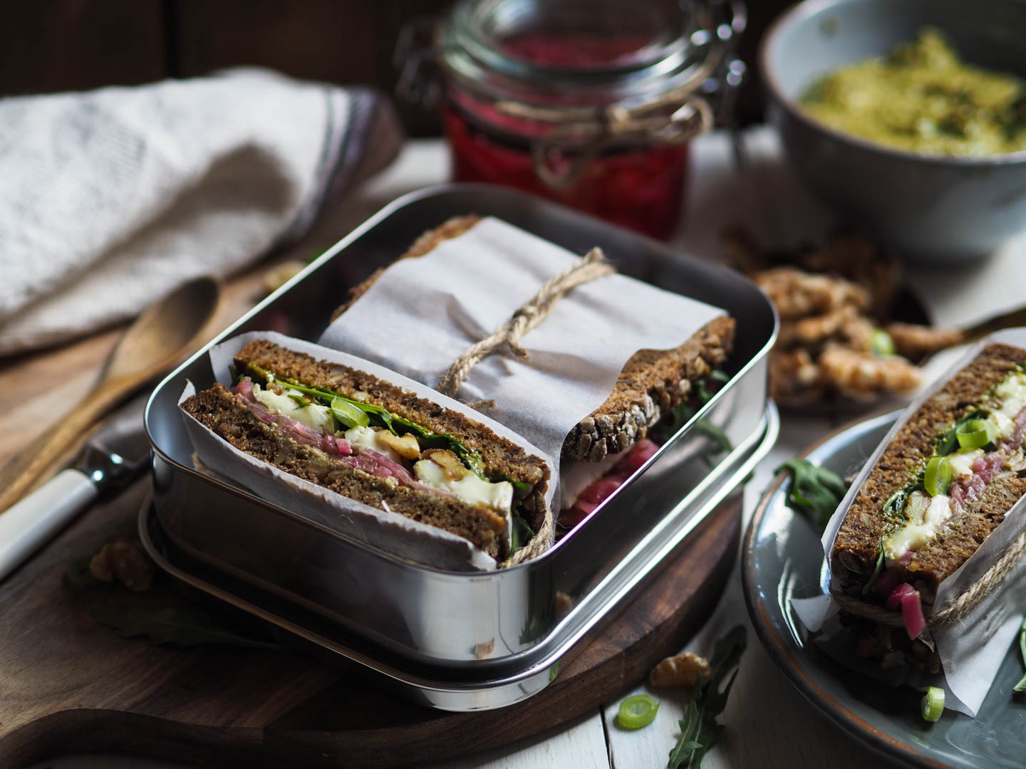 Dansk rugbrød med brie, syltet løk, valnøtter_P4270136