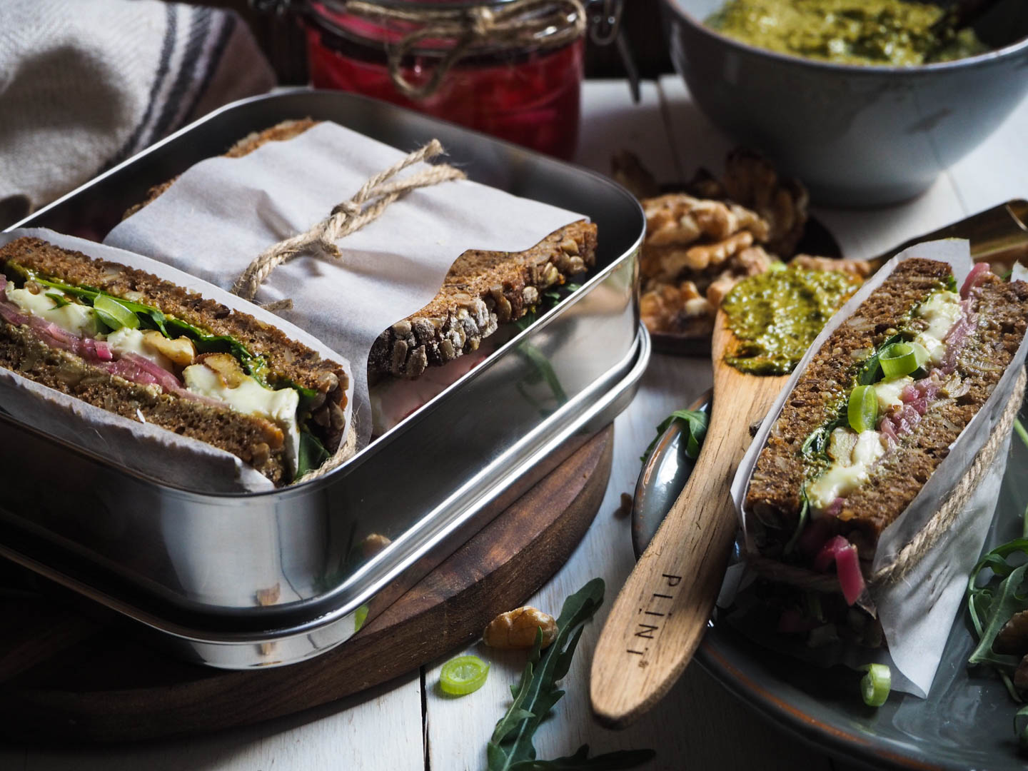 Dansk rugbrød med brie, syltet løk, valnøtter_P4270154