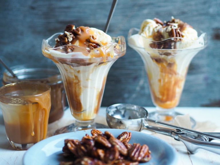 ISKREM MED KARAMELLSAUS OG PECANNØTTER