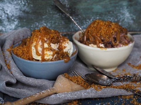 Iskrem med valnøttkrokan og salt karamell