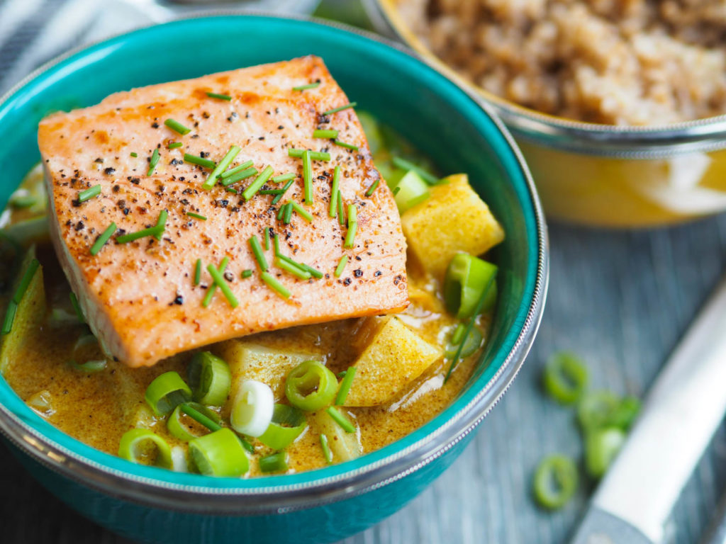 Laks med kokosmelk og curry