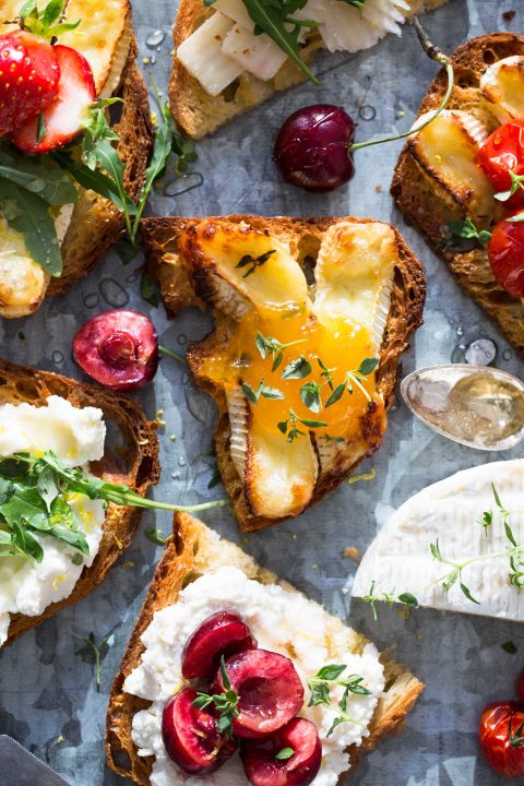 Surdeigsbrød med brie, timianhonning og moreller
