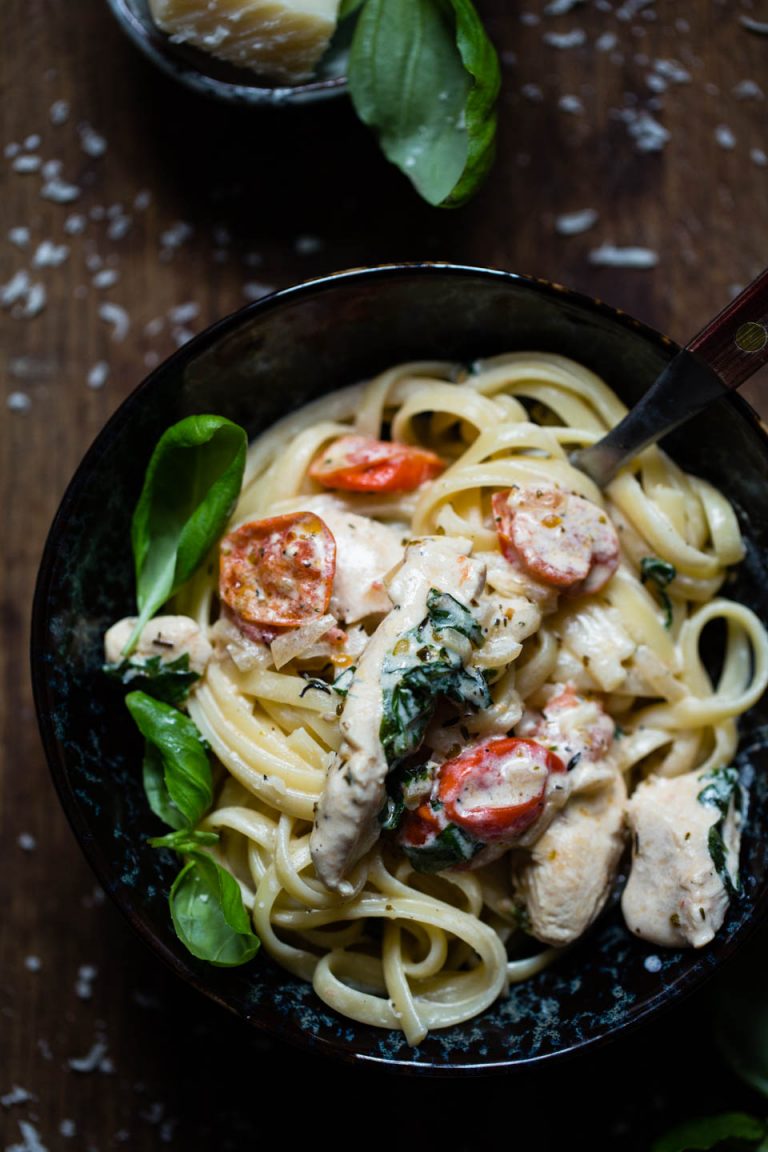 Kremet pasta med kylling og cherrytomater