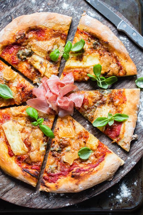 Du kan servere pizzaene med spekeskinke hvis du vil det.