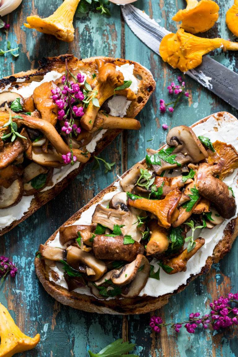 Høsttoast med sopp og urter